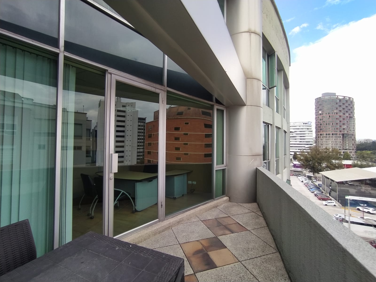 Se arrienda Oficina amoblada de 48.13 m2 área útil y 11.14 m2 de terraza en el Edificio Business ...